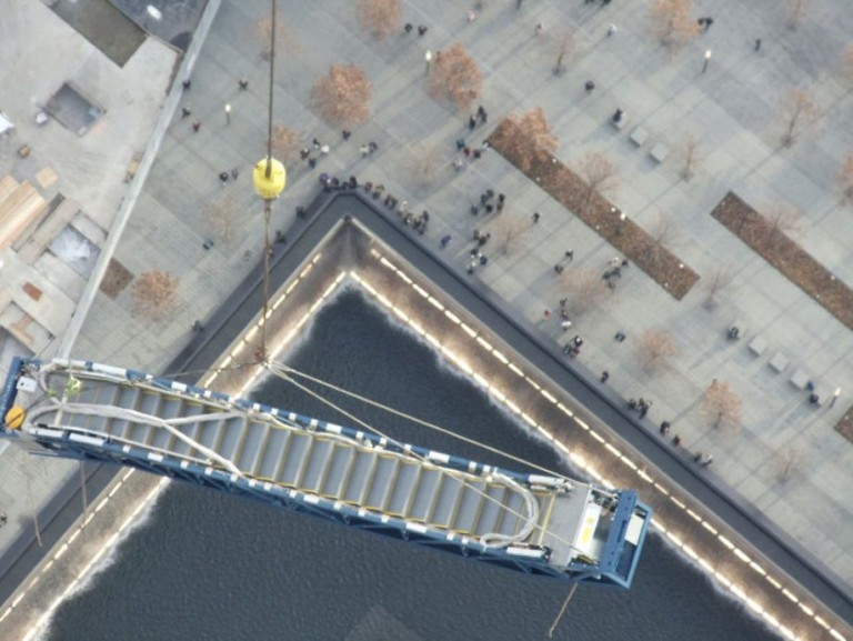 Unique photos of how an escalator is brought to the 101st floor of a ...