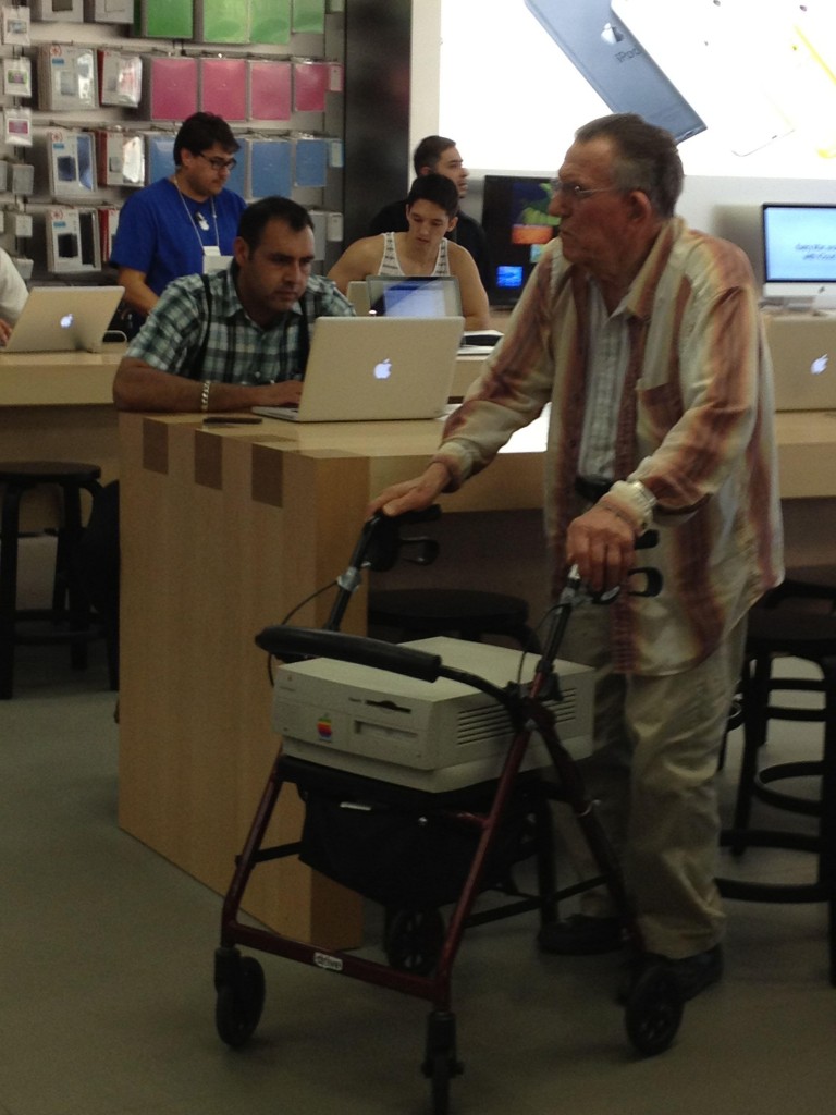 Senior citizen brings extremely old computer into Apple Store [Image ...