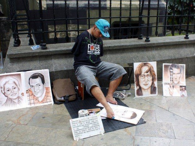 Man without arms paints with his feet [Amazing Photo of the Day] | dotTech