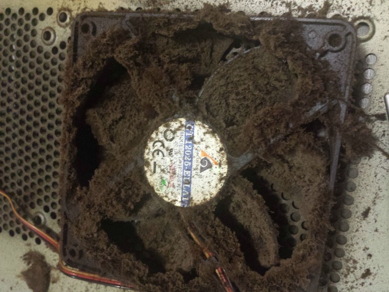 This is why you shouldn’t smoke around your PC [Image] | dotTech